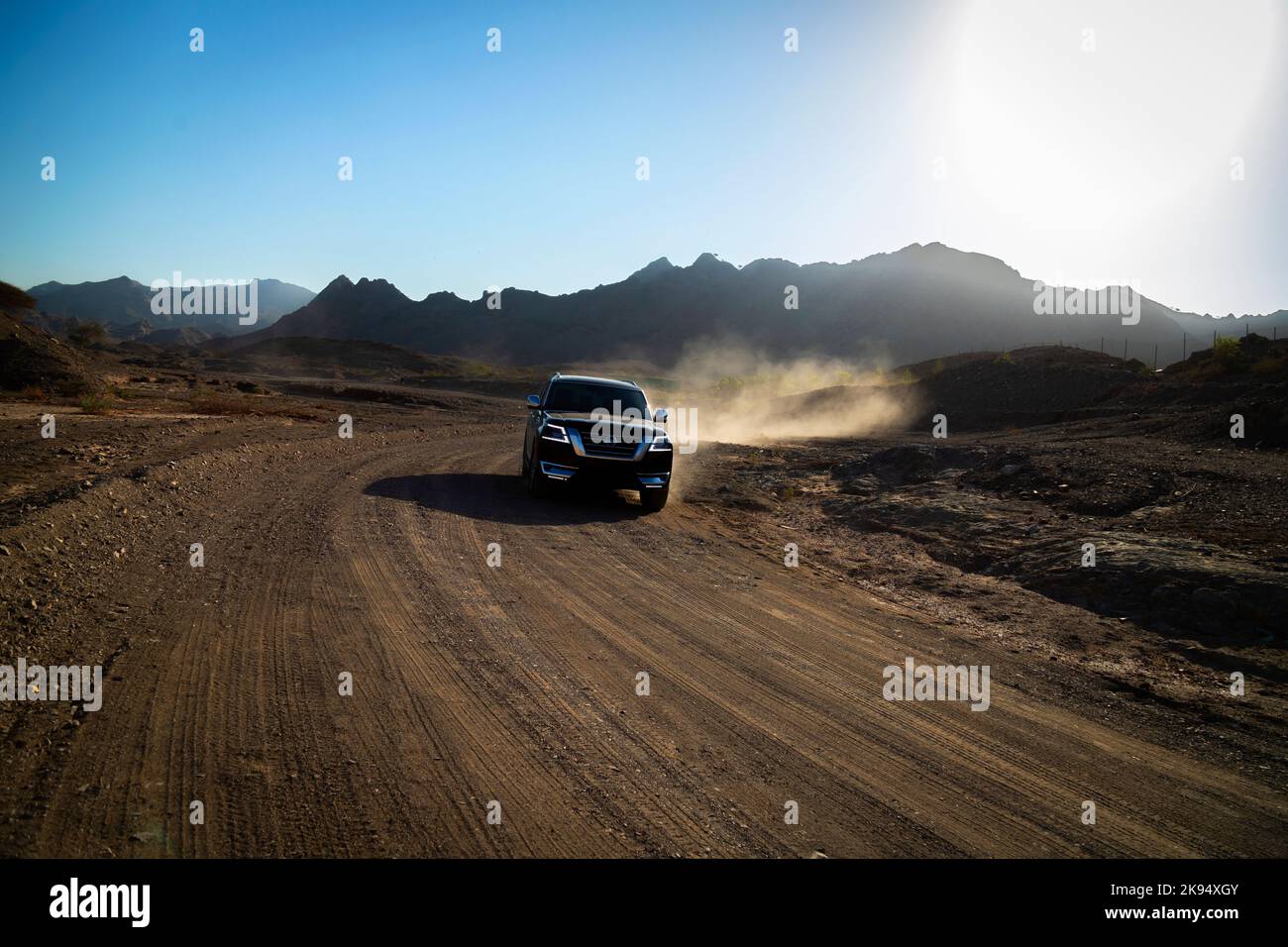 Four wheel drive in desert Stock Photo - Alamy