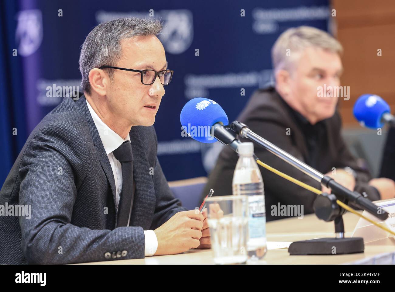 Cologne, Germany. 26th Oct, 2022. Falk Schnabel (l), Cologne's police chief, and Markus Weber ...
