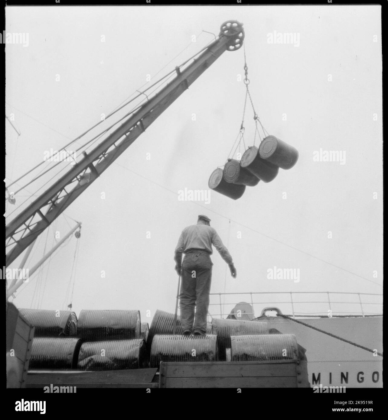Loading barrels in the port between the ship Flamingo and TGOJ carts ...