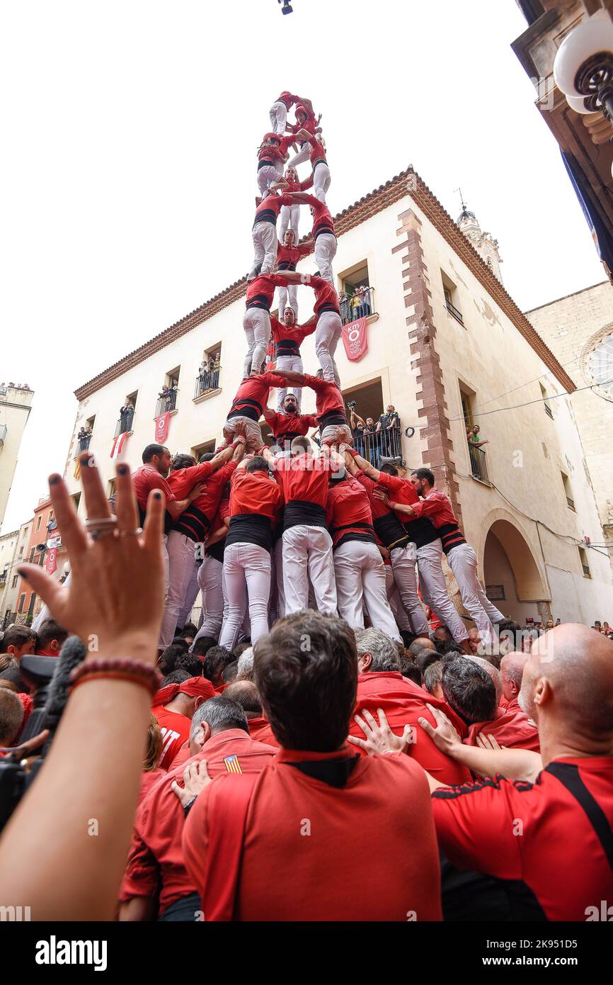 Castell (castle / human tower) 3 de 9 of the Colla Jove dels Xiquets de ...