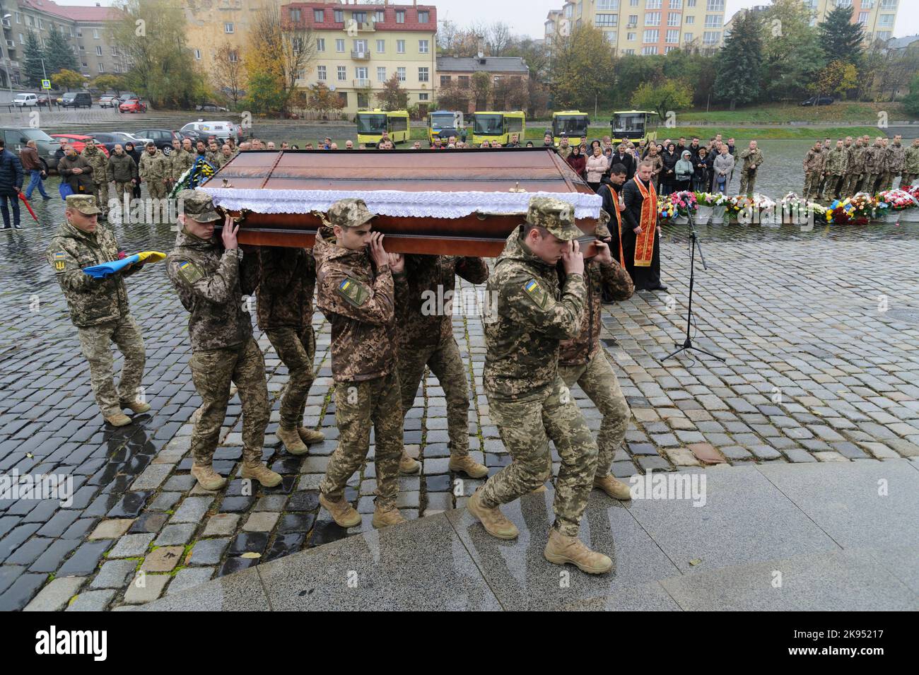 Lviv, Ukraine. 25th Oct, 2022. Soldiers carry coffin during funeral ...