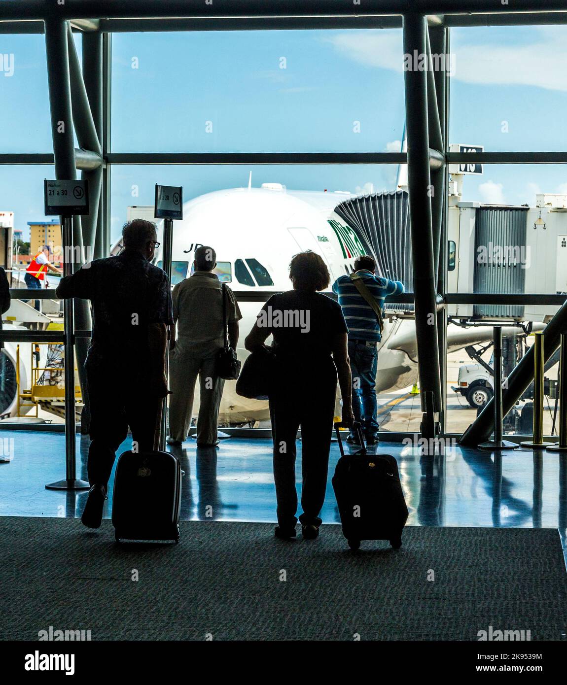 Miami international airport terminal hi-res stock photography and ...