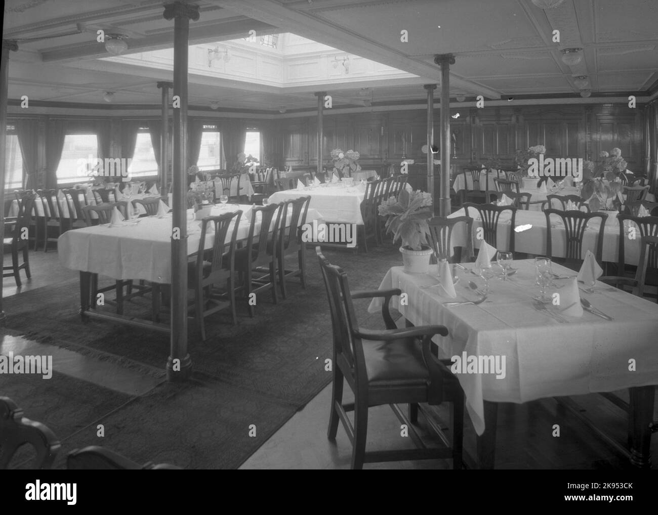 S/S "Queen Victoria", first class dining room Stock Photo - Alamy