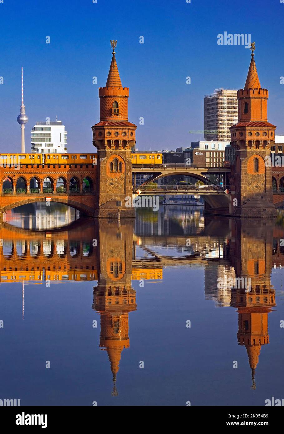Oberbaum Bridge, double-deck bridge crossing Berlin's River Spree with ...