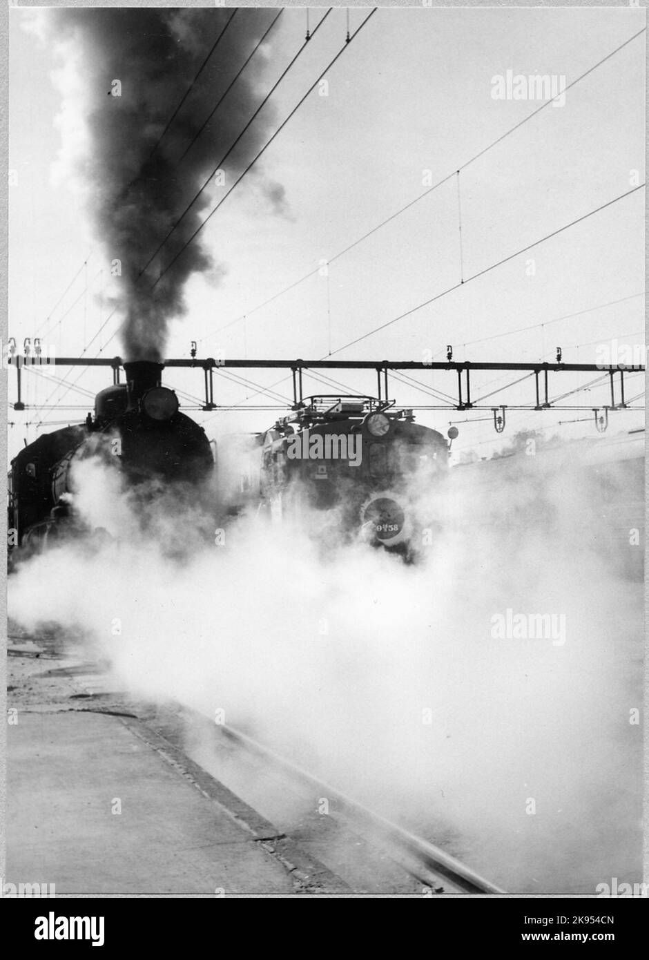 Steam Lok SJ B 1367 and Elllok SJ da 941 at Härnösand station in ...