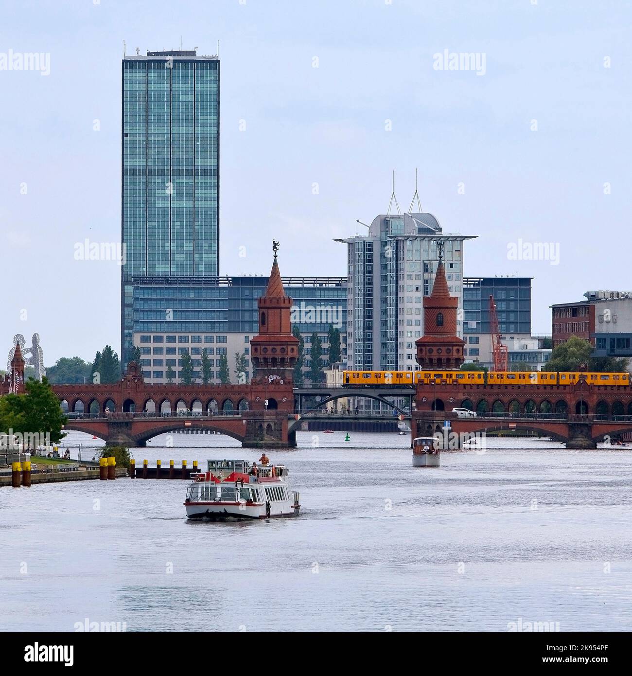 High rise building bridges hi-res stock photography and images - Alamy