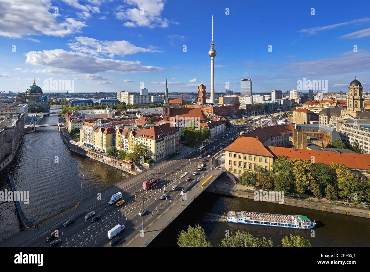 City panorama with Spree, cathedral, Nikolei District, Rotes Rathaus ...