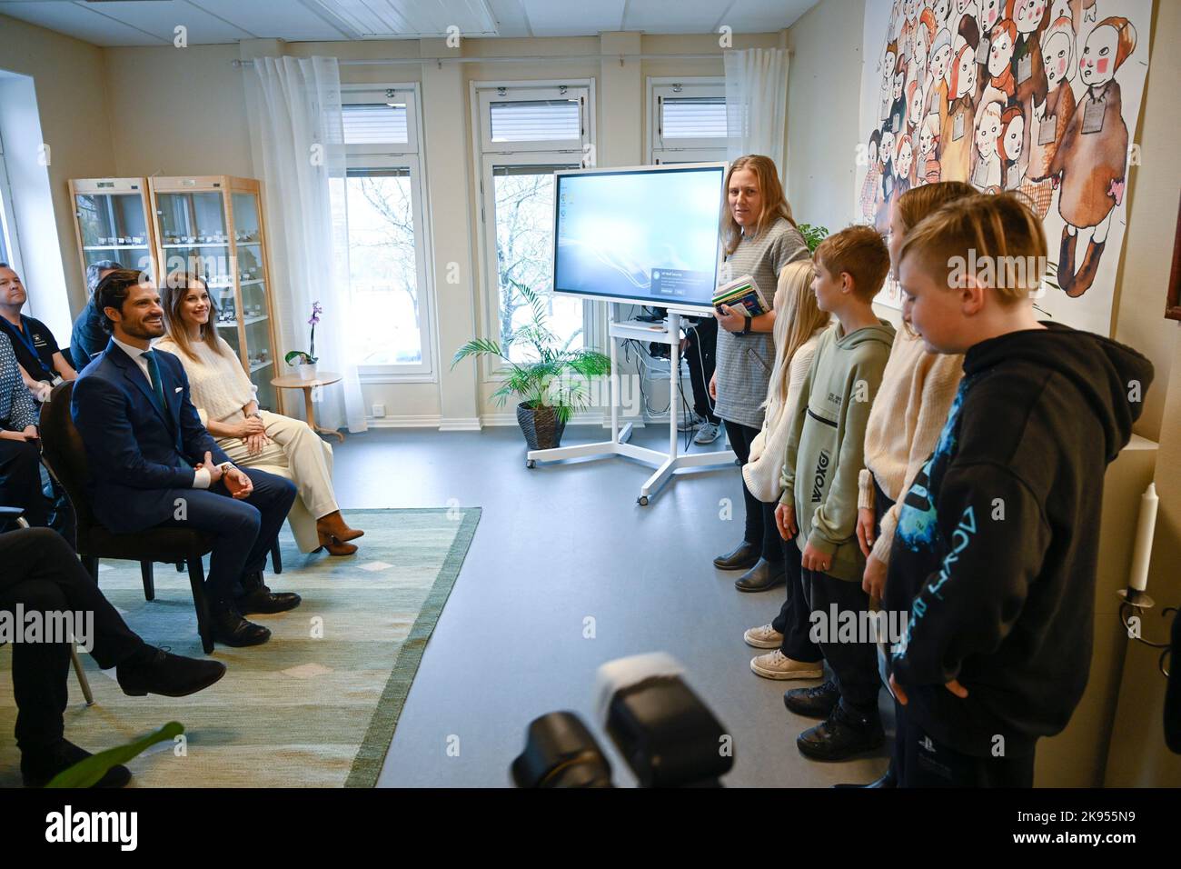 Prince Carl Philip and Princess Sofia visit the library in Grums 25 ...