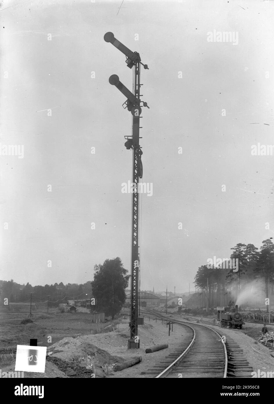 Two -winged semaphore, in the position "Drive gently", at the entrance ...