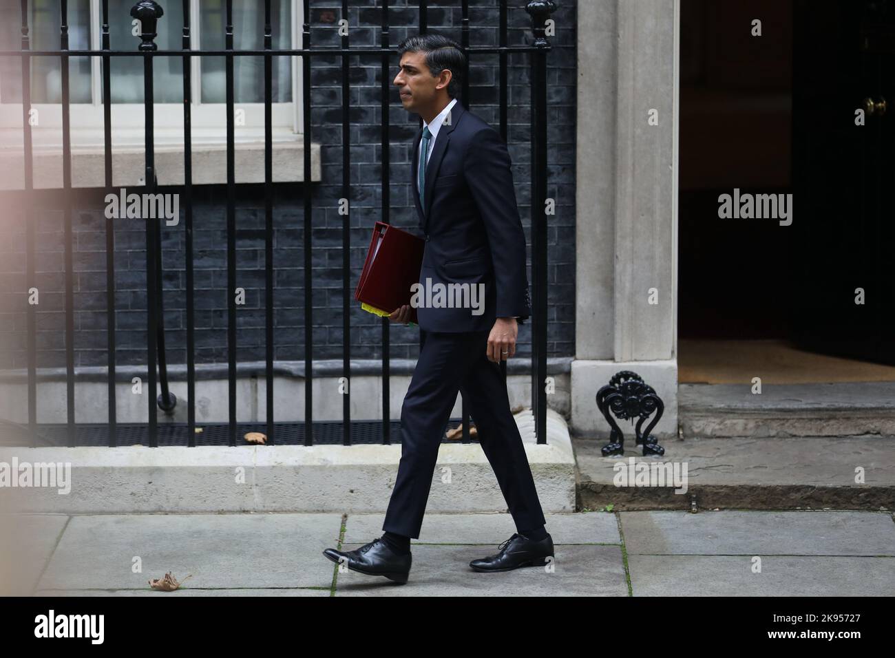 London, UK26th October 2022: Prime Minister Rishi Sunak leaves 10 ...