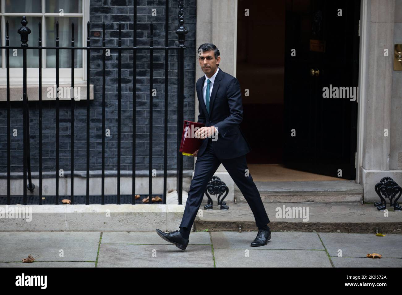 London, UK26th October 2022: Prime Minister Rishi Sunak leaves 10 Downing Street, London to ...