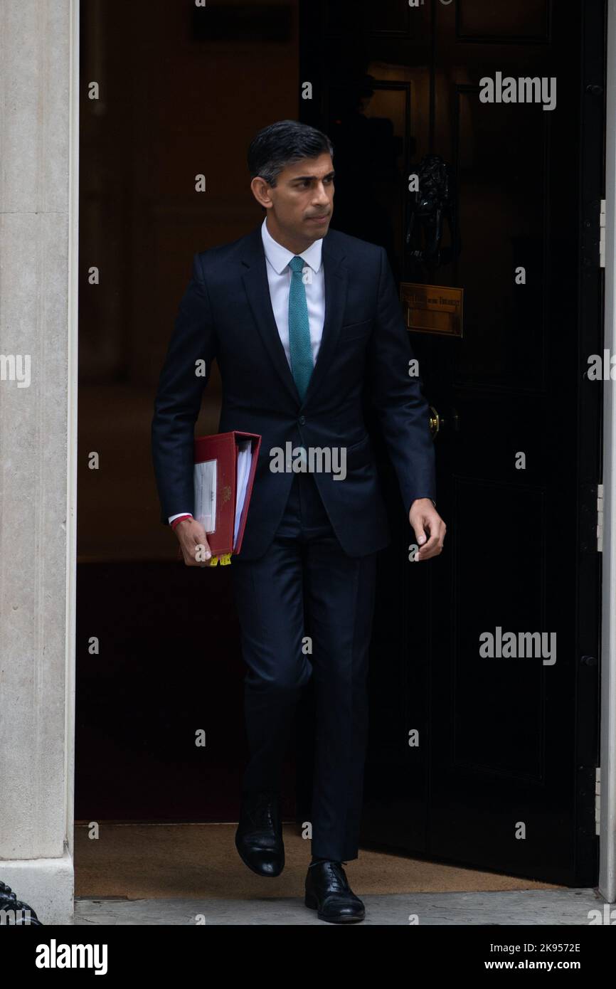 London, UK26th October 2022: Prime Minister Rishi Sunak leaves 10 Downing Street, London to ...