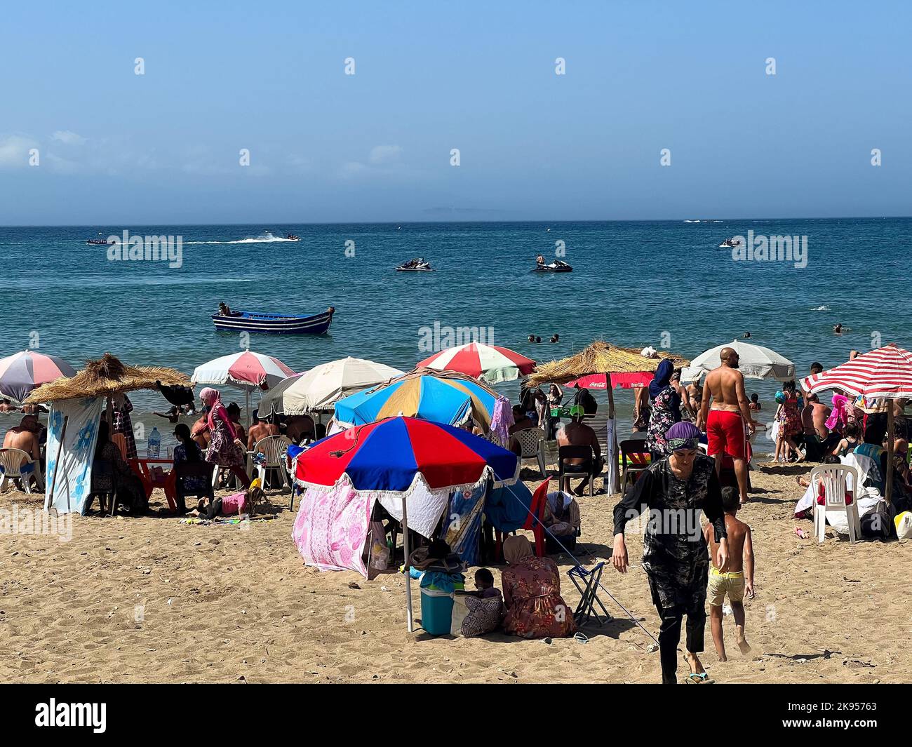 People enjoying their summer holiday on the beach Stock Photo - Alamy