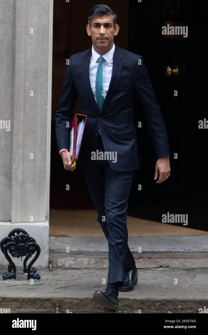 London, UK26th October 2022: Prime Minister Rishi Sunak leaves 10 Downing Street, London to ...