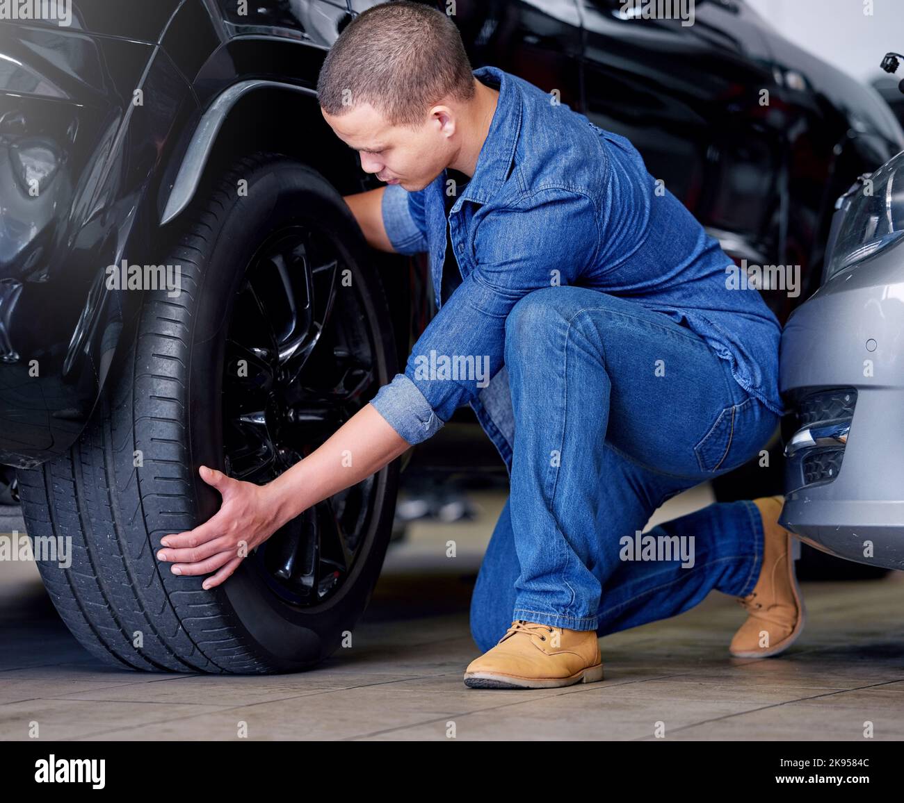 Ready change tire man hi-res stock photography and images - Alamy