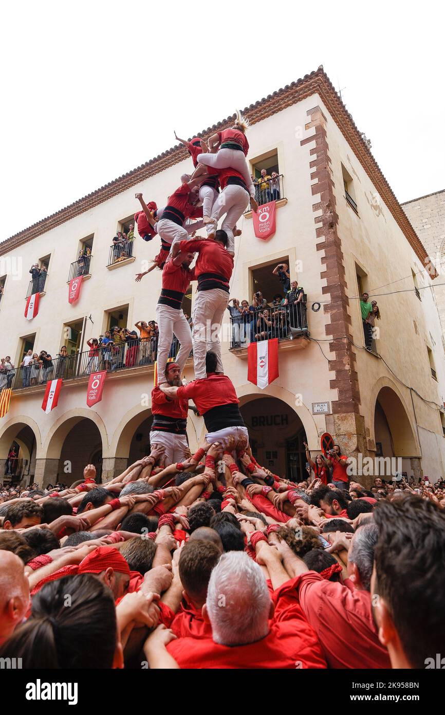 Castell (castle / human tower) 2 de 8 of the Colla Jove dels Xiquets de ...