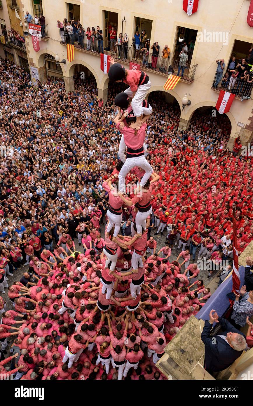 Castell ("castle" or human tower) 4 of 9 with a "agulla" (spire) from ...