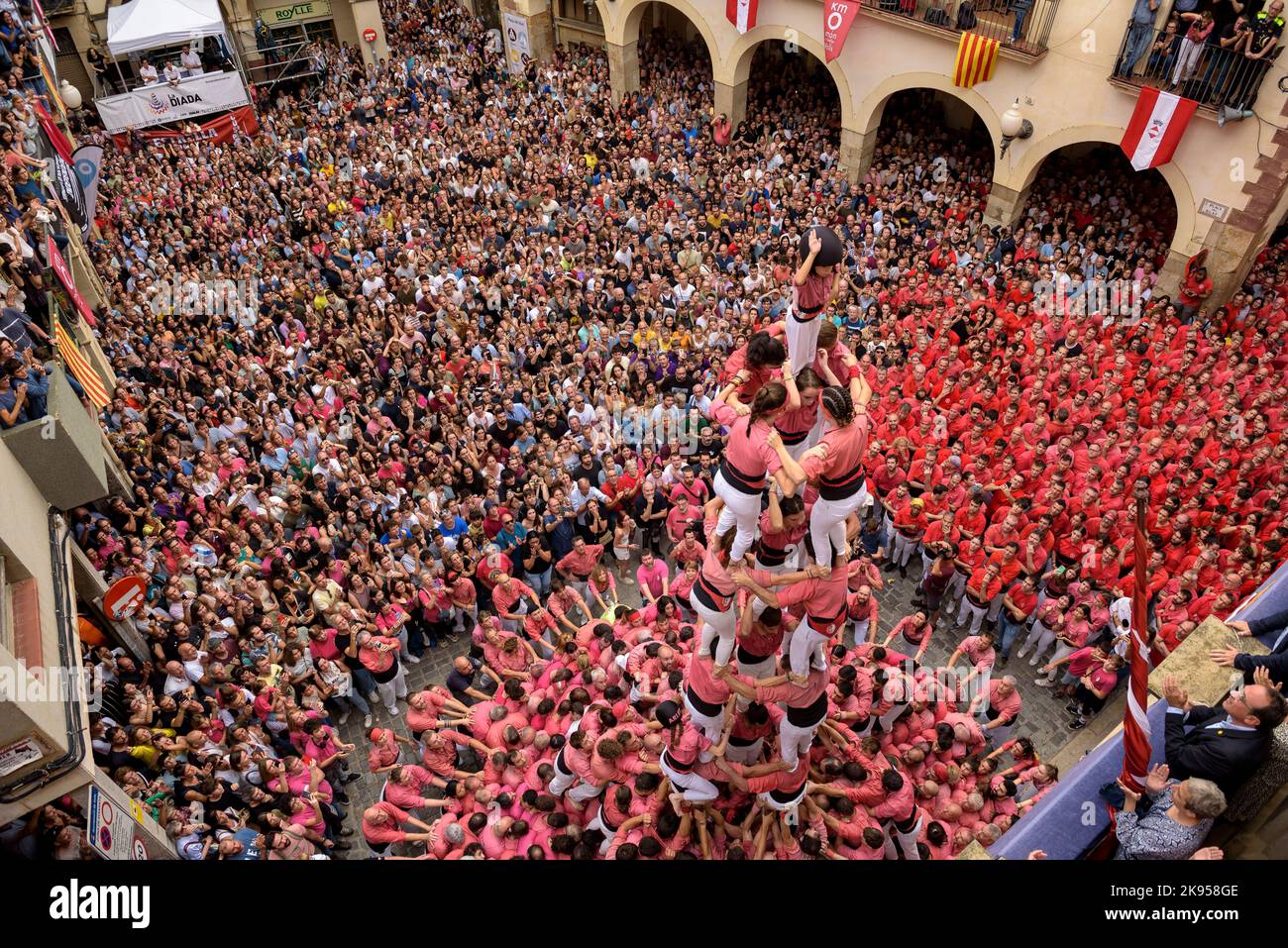 Castell ("castle" or human tower) 4 of 9 with a "agulla" (spire) from ...