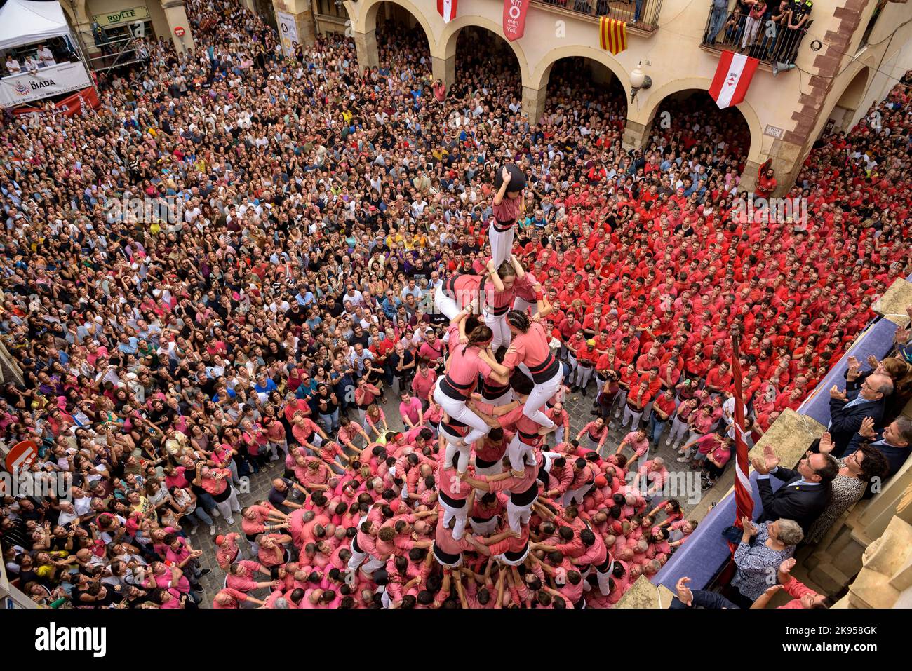 Castell ("castle" or human tower) 4 of 9 with a "agulla" (spire) from ...