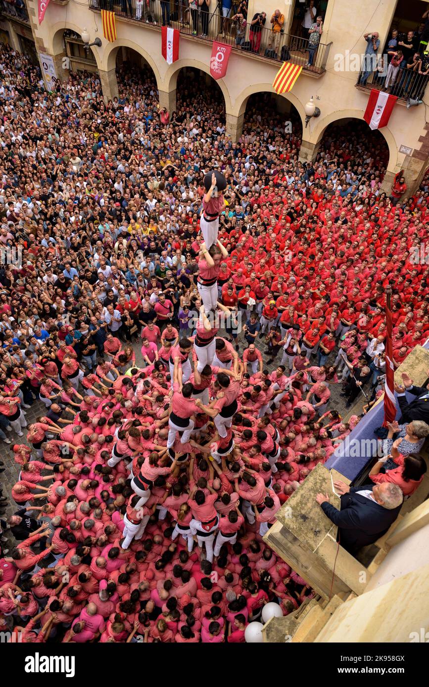 Castell ("castle" or human tower) 4 of 9 with a "agulla" (spire) from ...