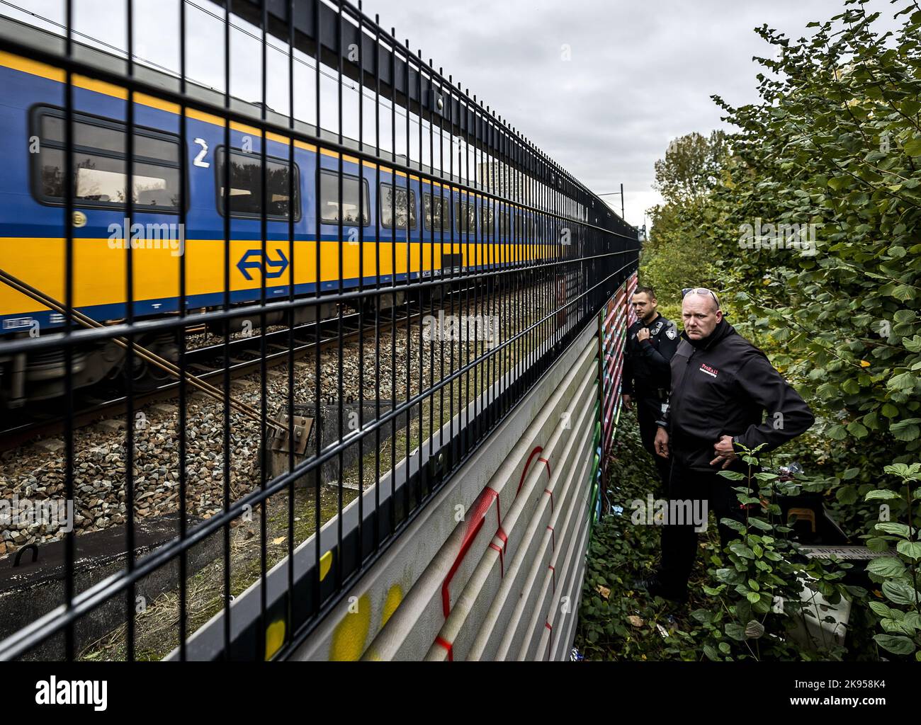 2022-10-26 12:51:24 AMSTERDAM - ProRail employees patrol the train ...