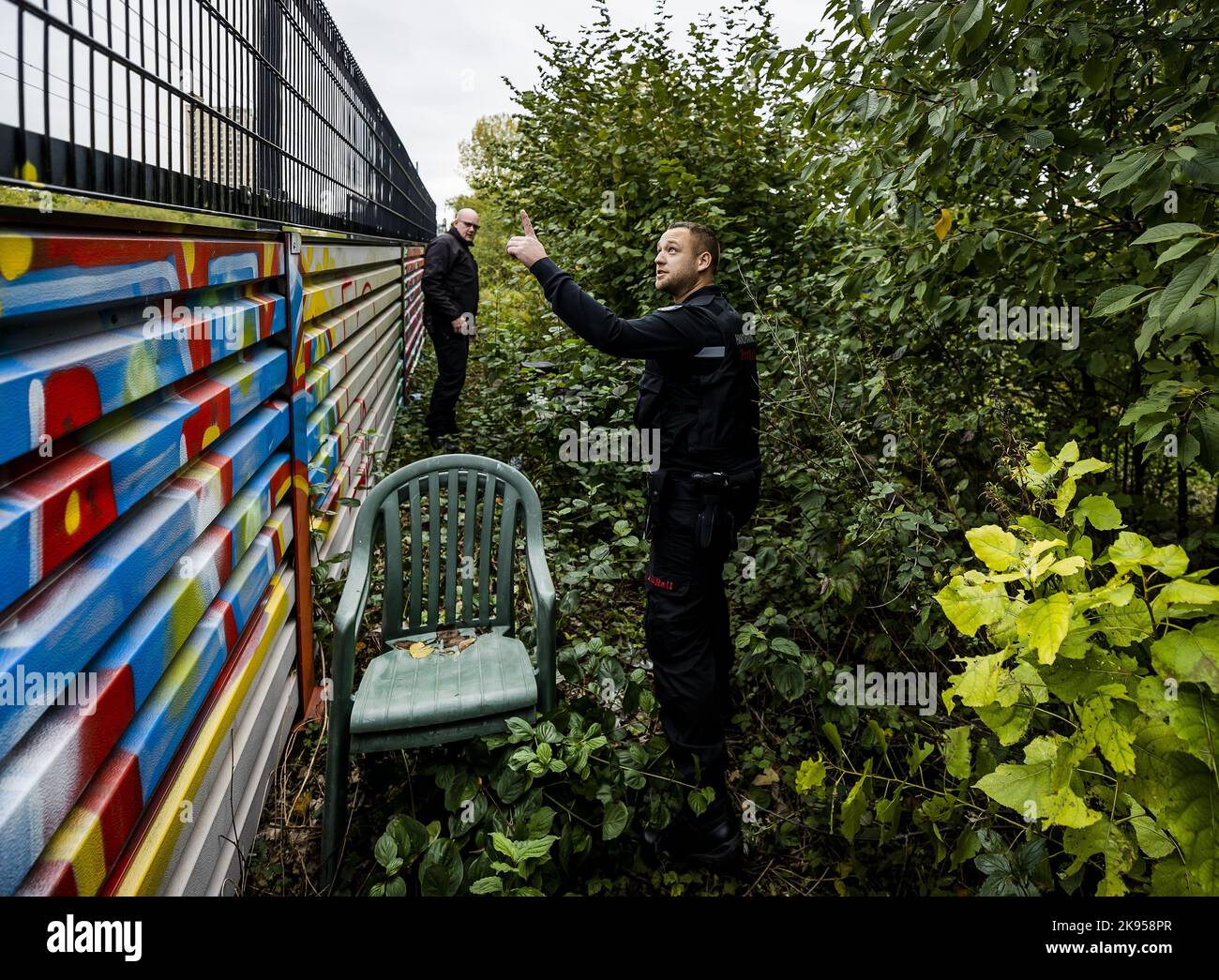 2022-10-26 12:43:17 AMSTERDAM - ProRail employees patrol the train ...
