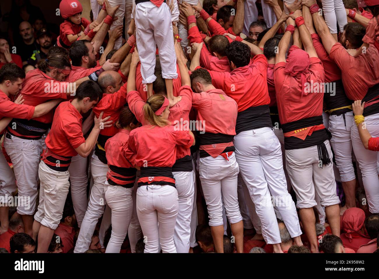 Castell (human tower) 5 of 9 of the Colla Jove dels Xiquets de Valls at ...