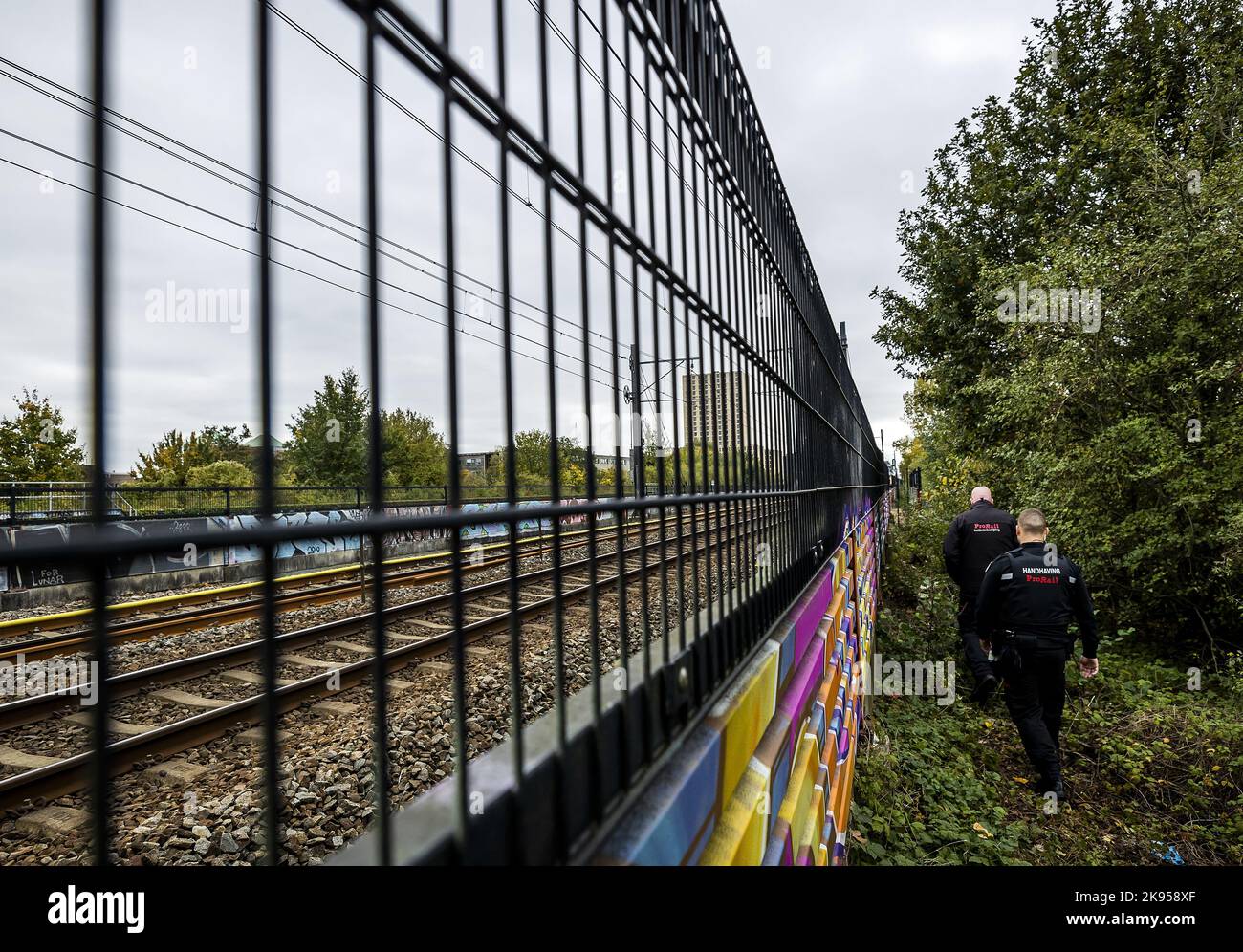 2022-10-26 12:42:31 AMSTERDAM - ProRail employees patrol the train ...
