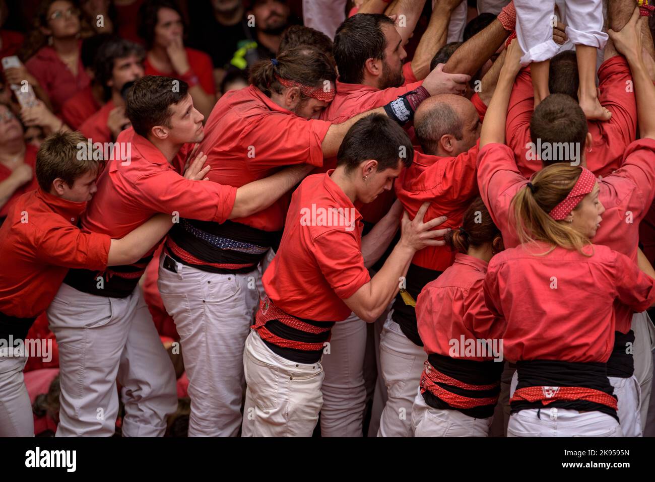 Castell (human tower) 5 of 9 of the Colla Jove dels Xiquets de Valls at ...