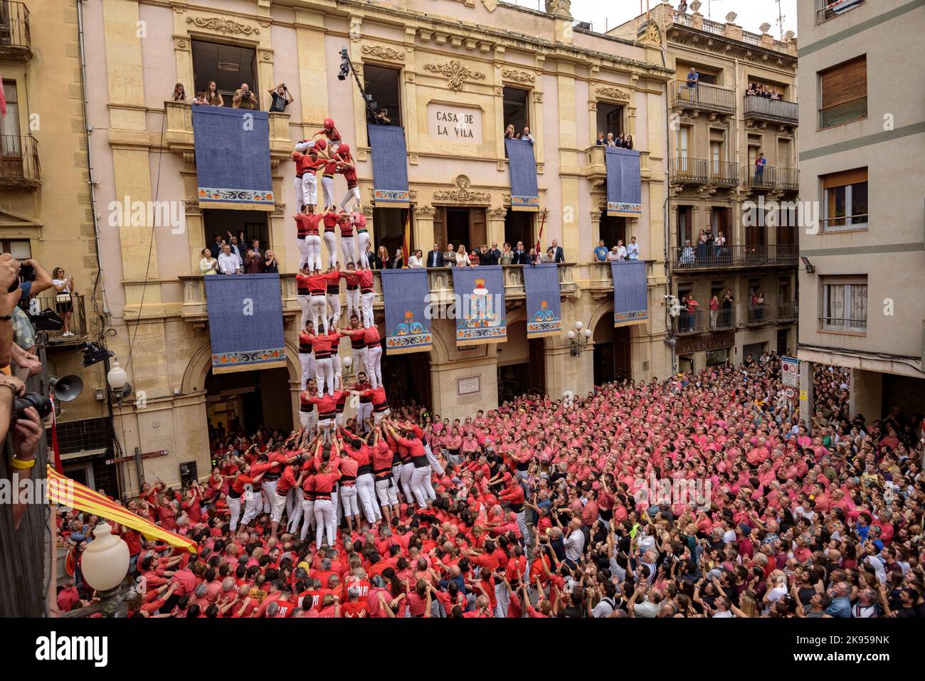 Castell (human tower) 5 of 9 of the Colla Jove dels Xiquets de Valls at ...