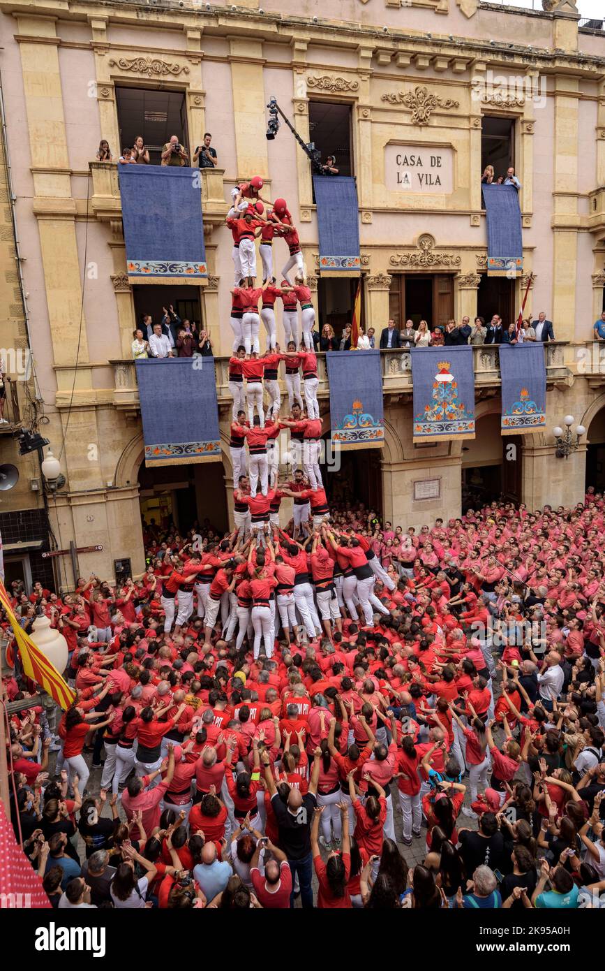 Castell (human tower) 5 of 9 of the Colla Jove dels Xiquets de Valls at ...