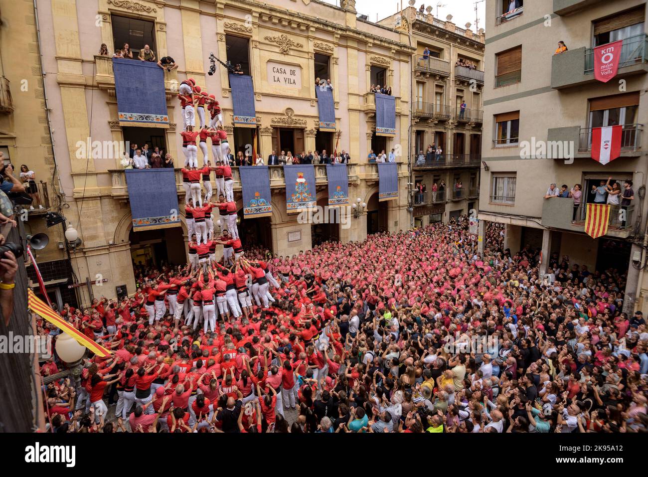 Castell (human tower) 5 of 9 of the Colla Jove dels Xiquets de Valls at ...