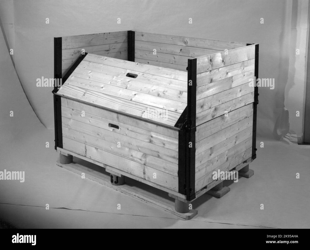 Pallet box with folding pallet box collar Stock Photo - Alamy
