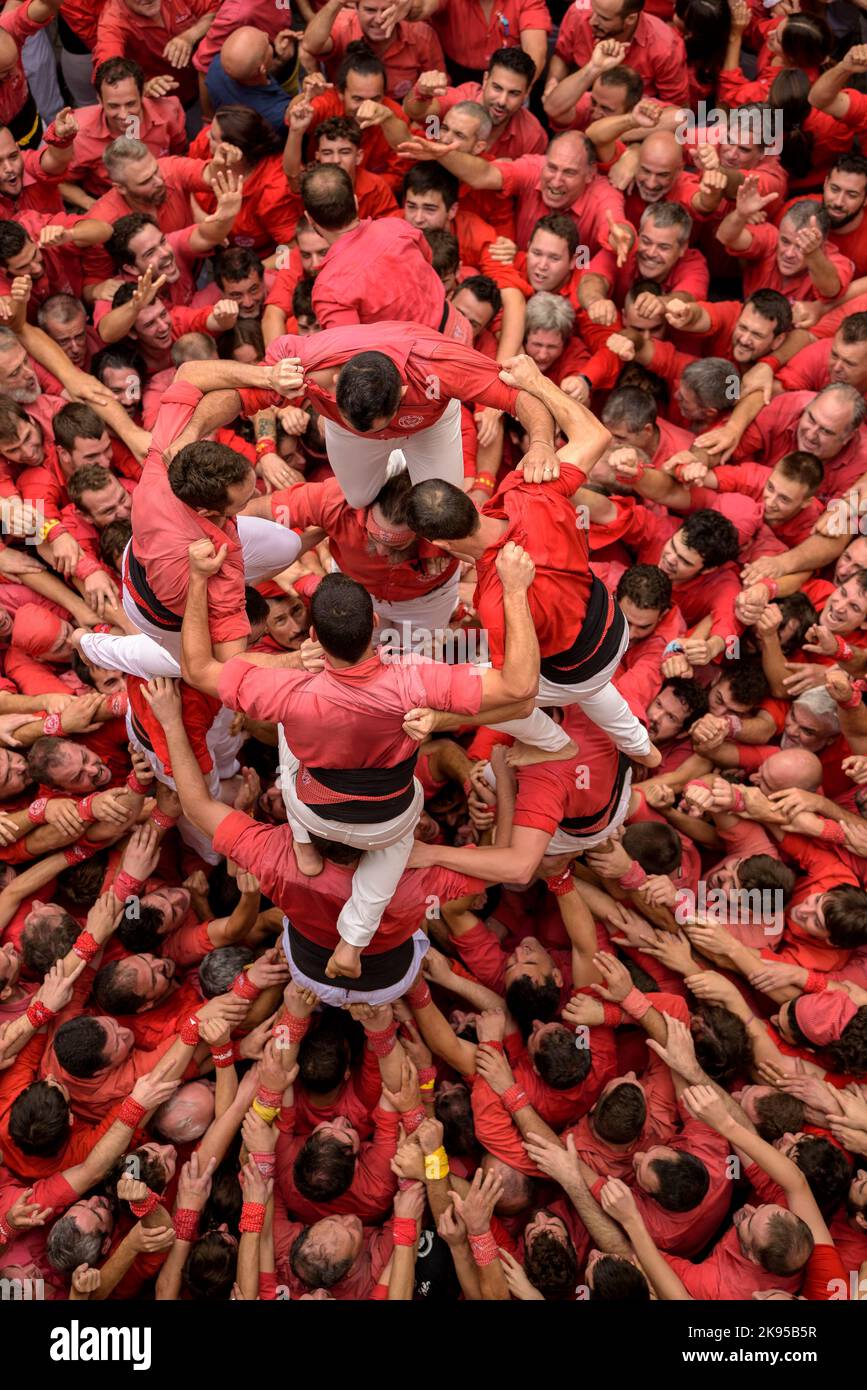 People of Colla Jove dels Xiquets de Valls celebrating after completing ...