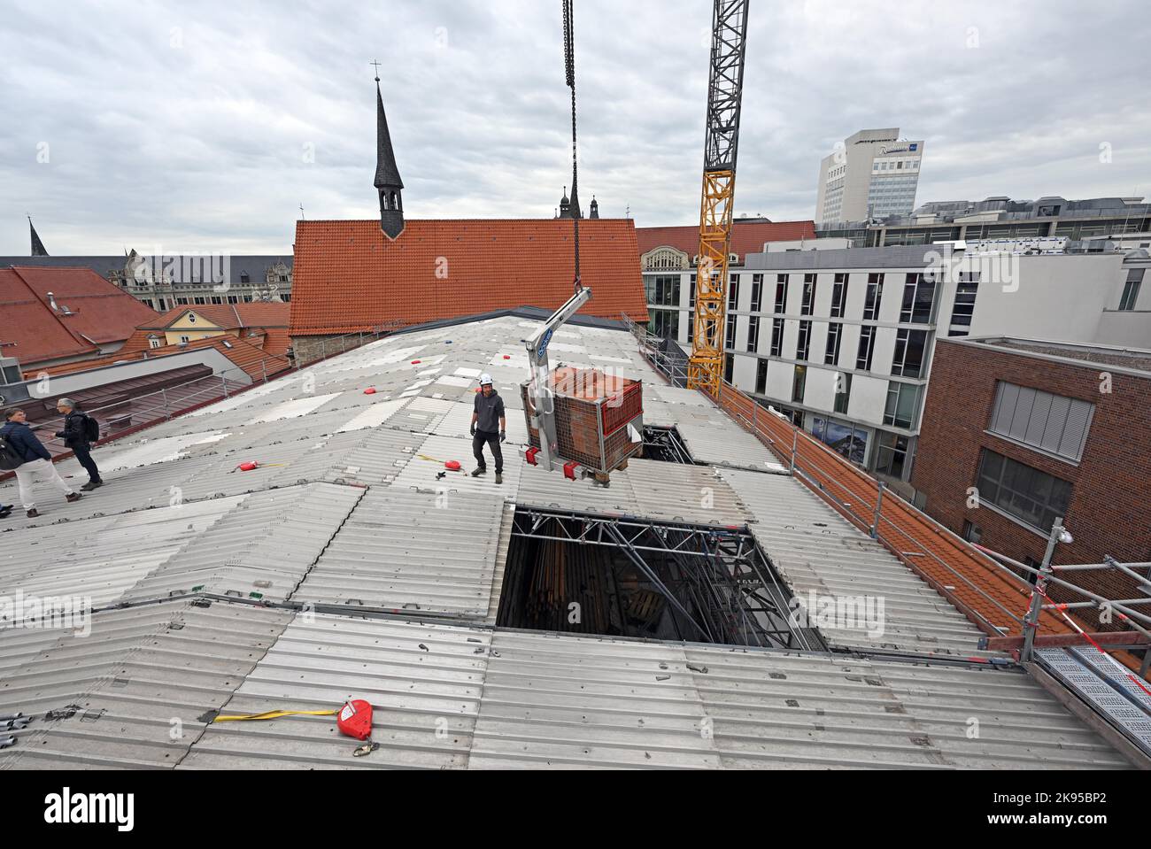 Erfurt, Germany. 26th Oct, 2022. Craftsmen work on the weather ...