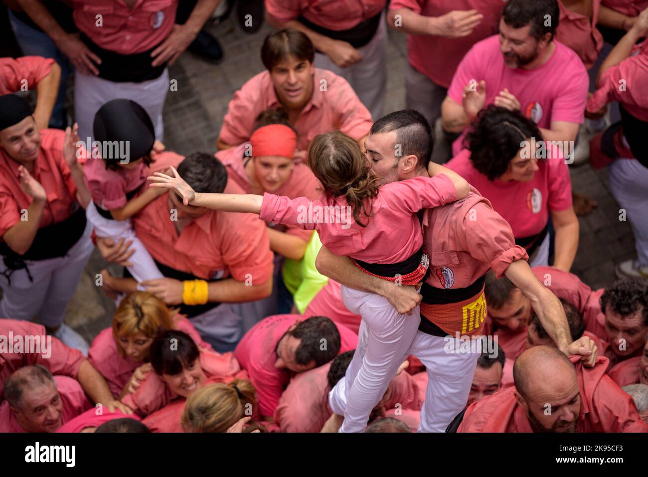 People of Colla Vella dels Xiquets de Valls celebrating after ...