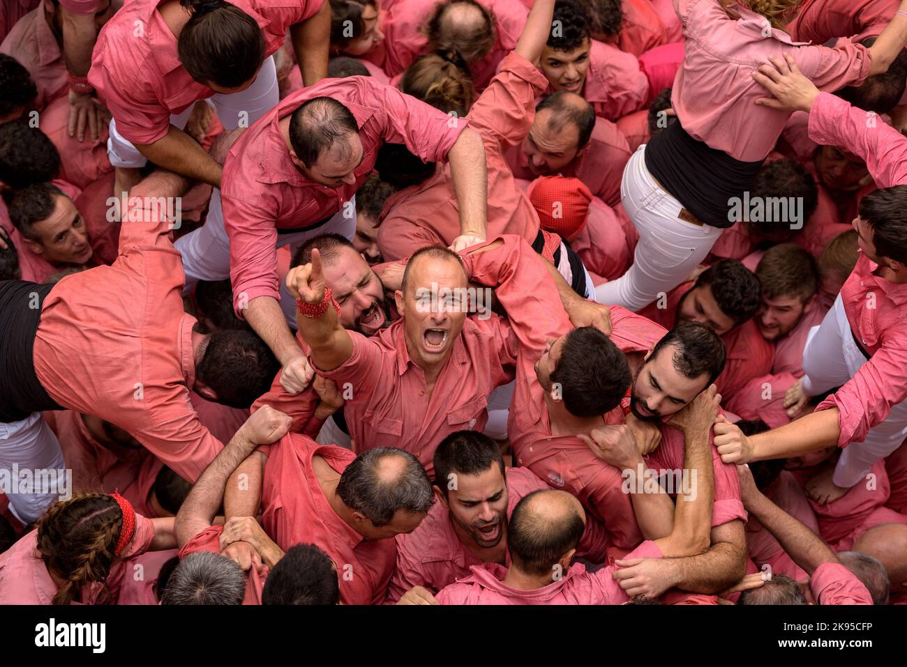 People of Colla Vella dels Xiquets de Valls celebrating after ...