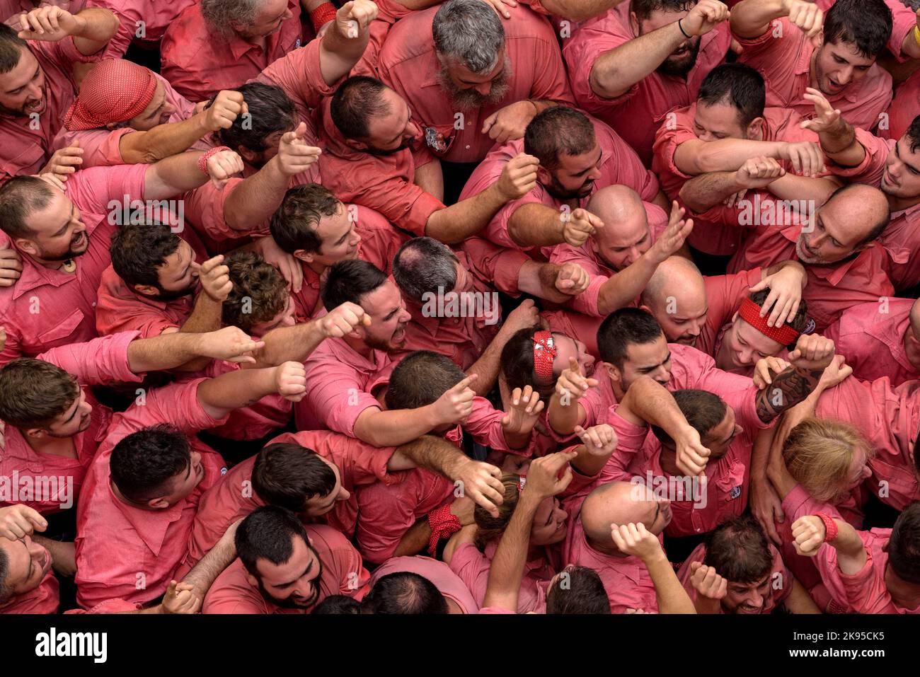 People of Colla Vella dels Xiquets de Valls celebrating after ...