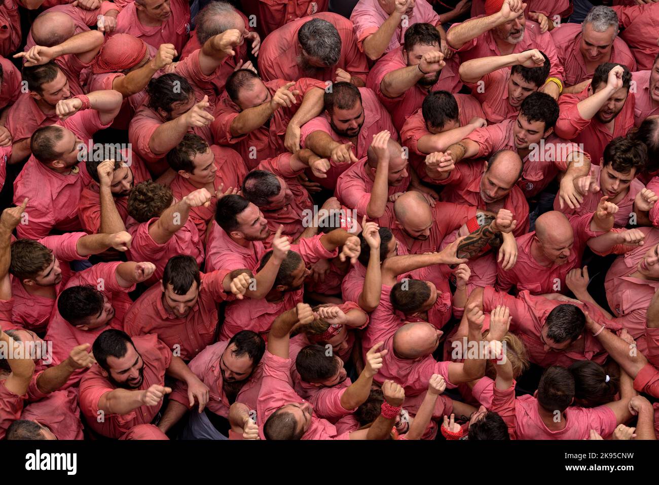 People of Colla Vella dels Xiquets de Valls celebrating after ...