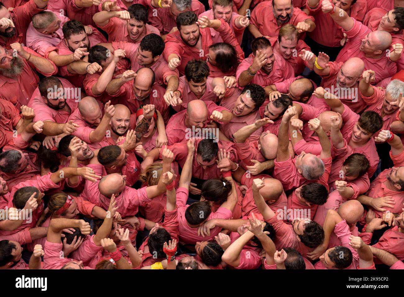 People of Colla Vella dels Xiquets de Valls celebrating after ...