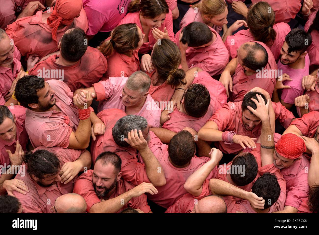 People of Colla Vella dels Xiquets de Valls celebrating after ...