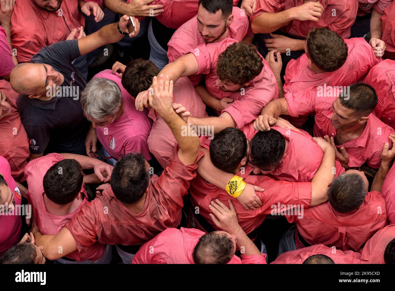 People of Colla Vella dels Xiquets de Valls celebrating after ...