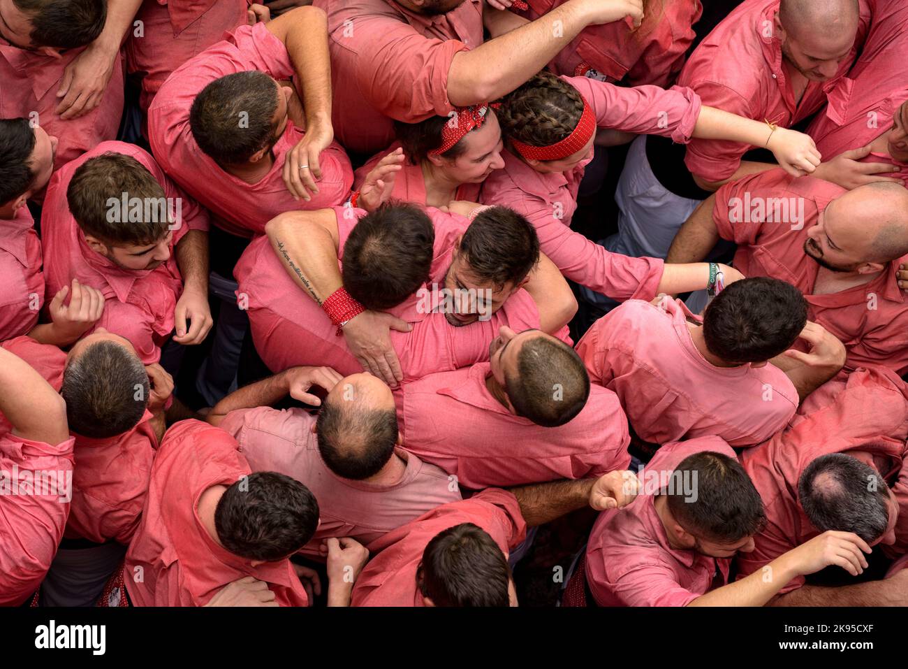 People of Colla Vella dels Xiquets de Valls celebrating after ...