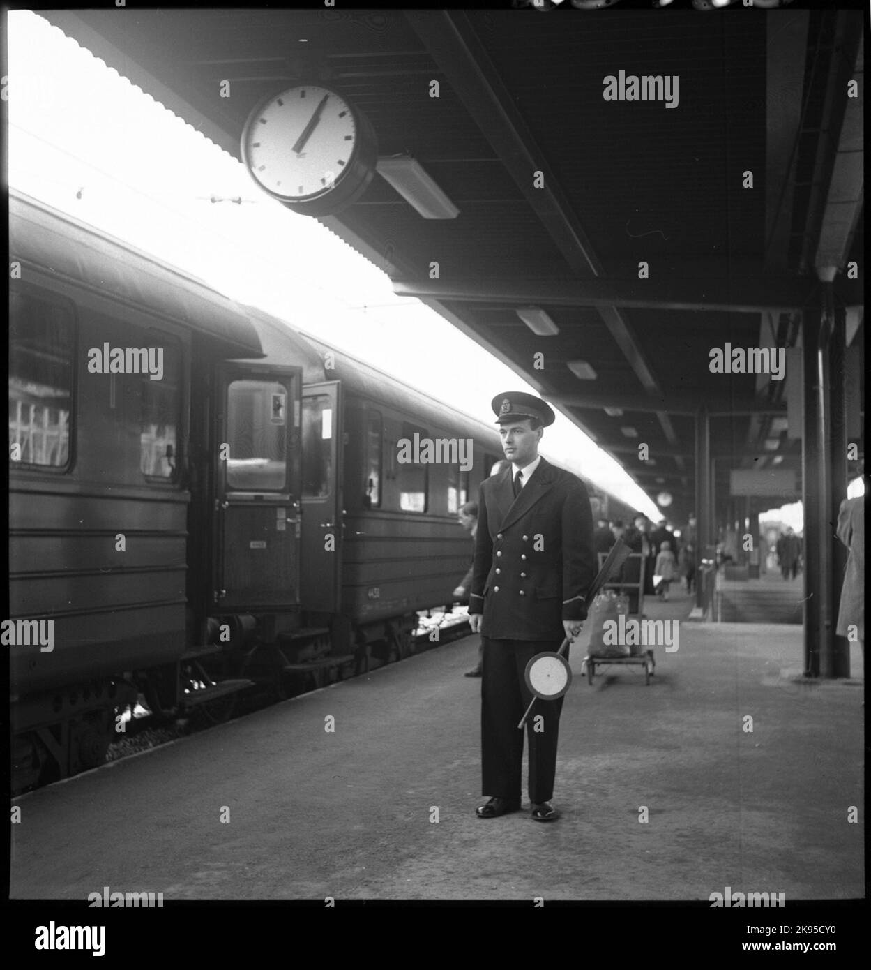 The State Railways, SJ 4438. Train clearers ensure that the timetable ...