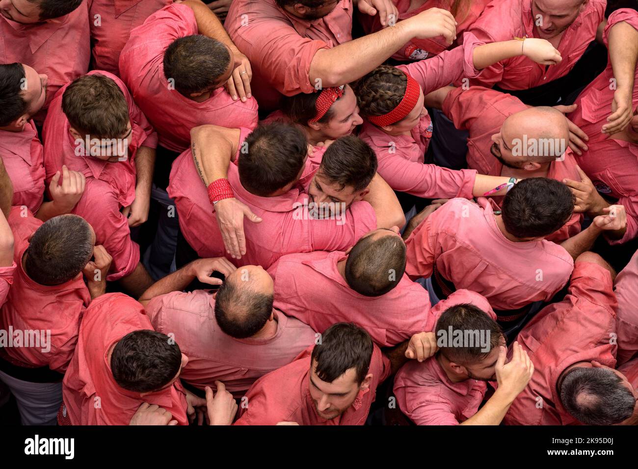 People of Colla Vella dels Xiquets de Valls celebrating after ...