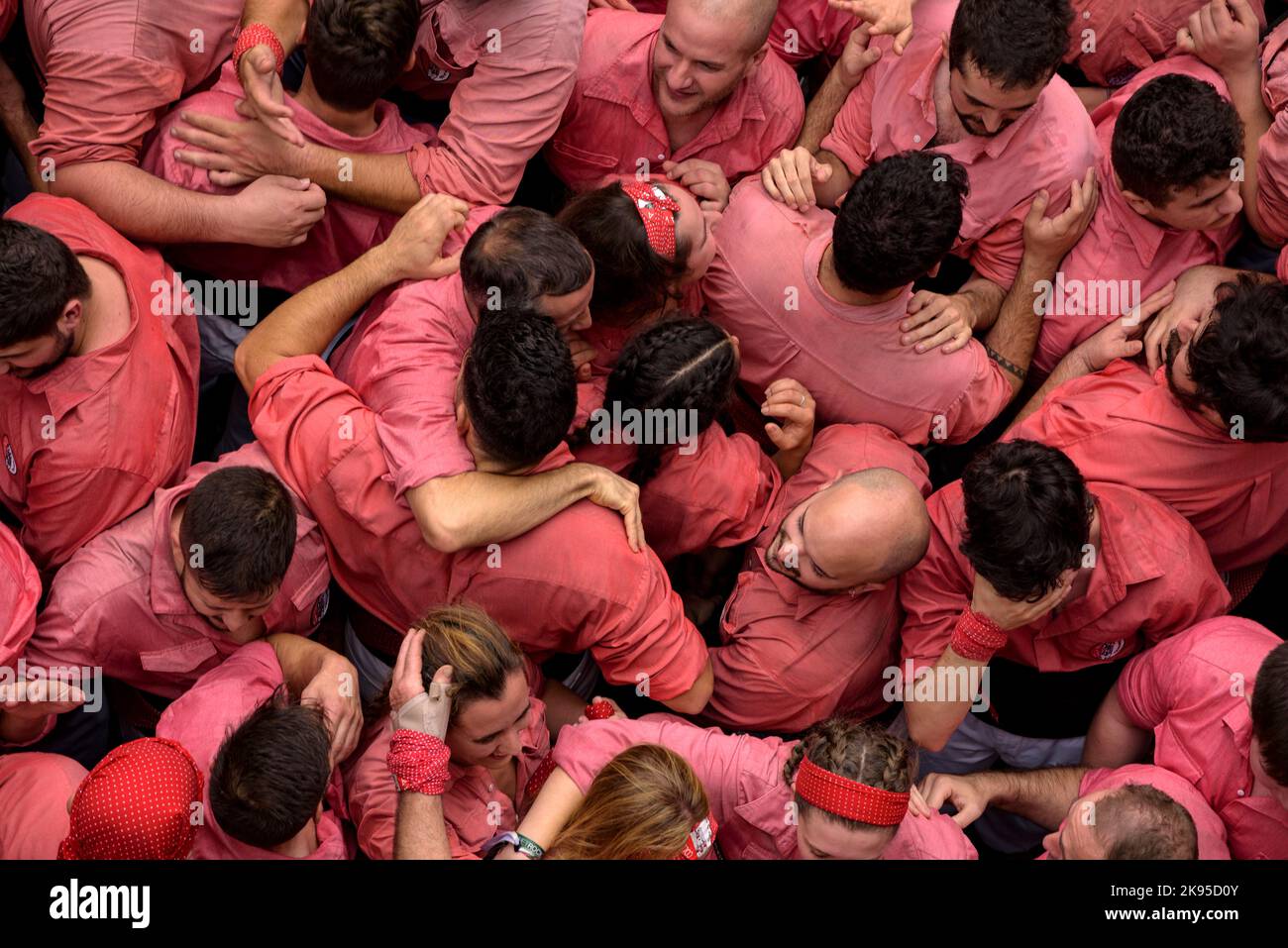 People of Colla Vella dels Xiquets de Valls celebrating after ...