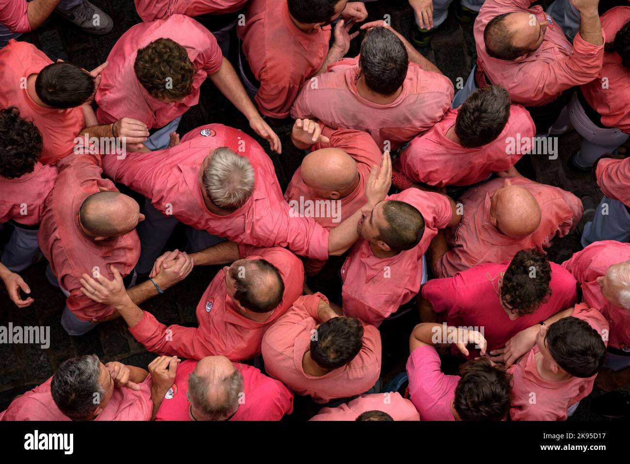 People of Colla Vella dels Xiquets de Valls celebrating after ...