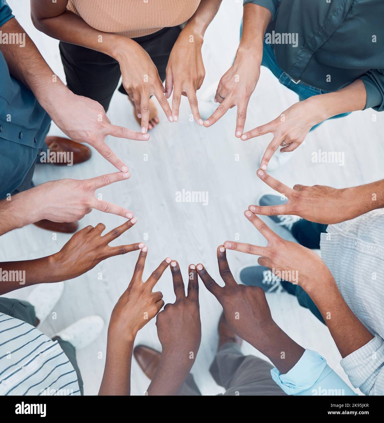 Peace hand sign hi-res stock photography and images - Alamy
