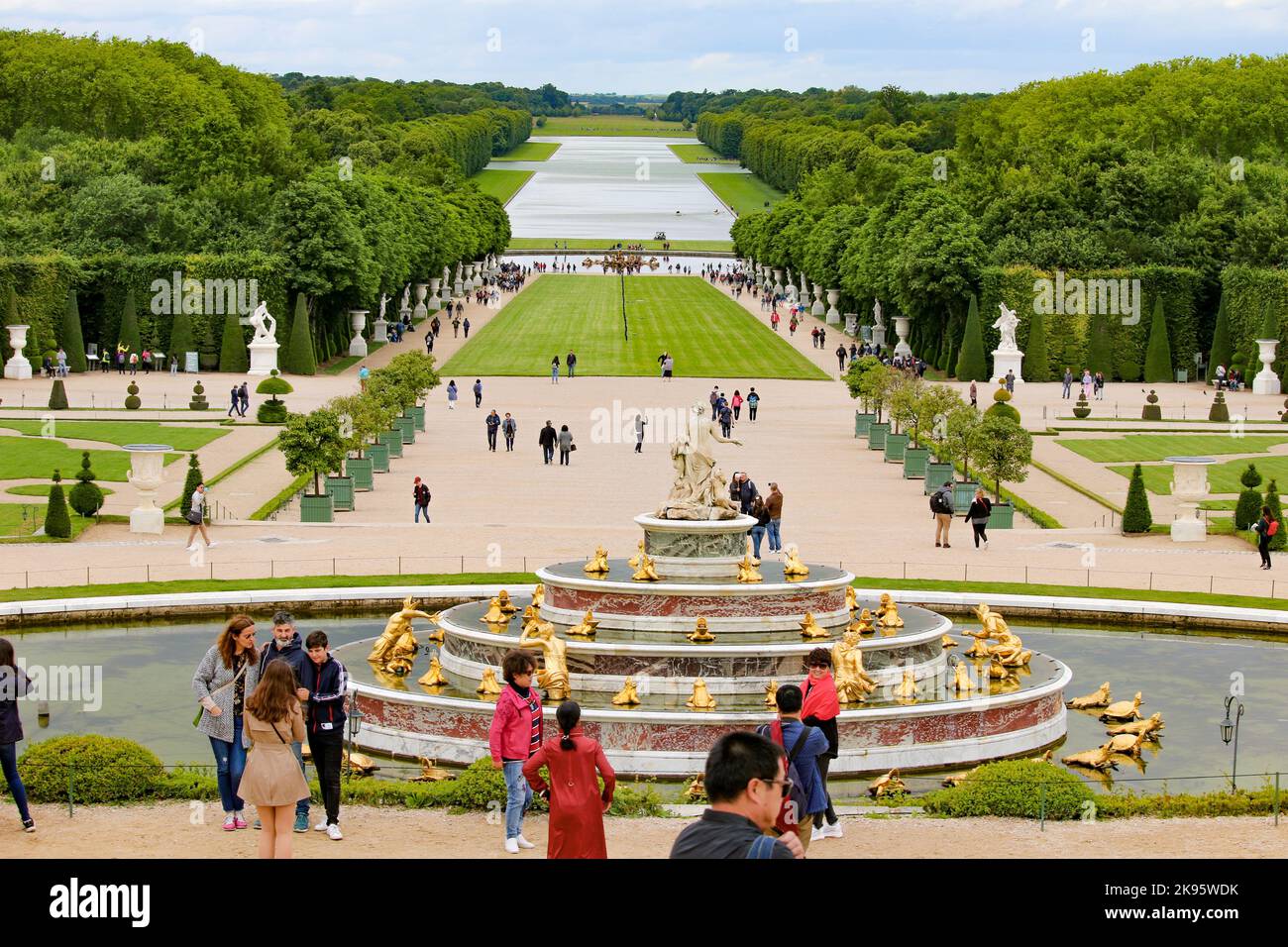A view of the garden of the Versailles Palace in France full of people ...