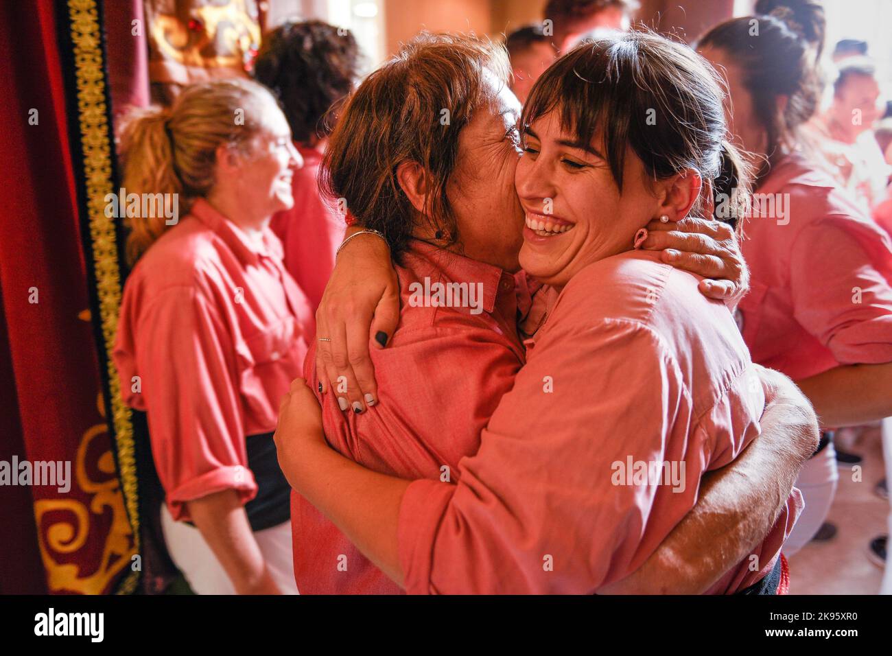 People of Colla Vella dels Xiquets de Valls celebrating after ...